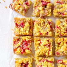 Saftig och glutenfri rabarberkaka med crumble och vaniljkristyr – Nina ...